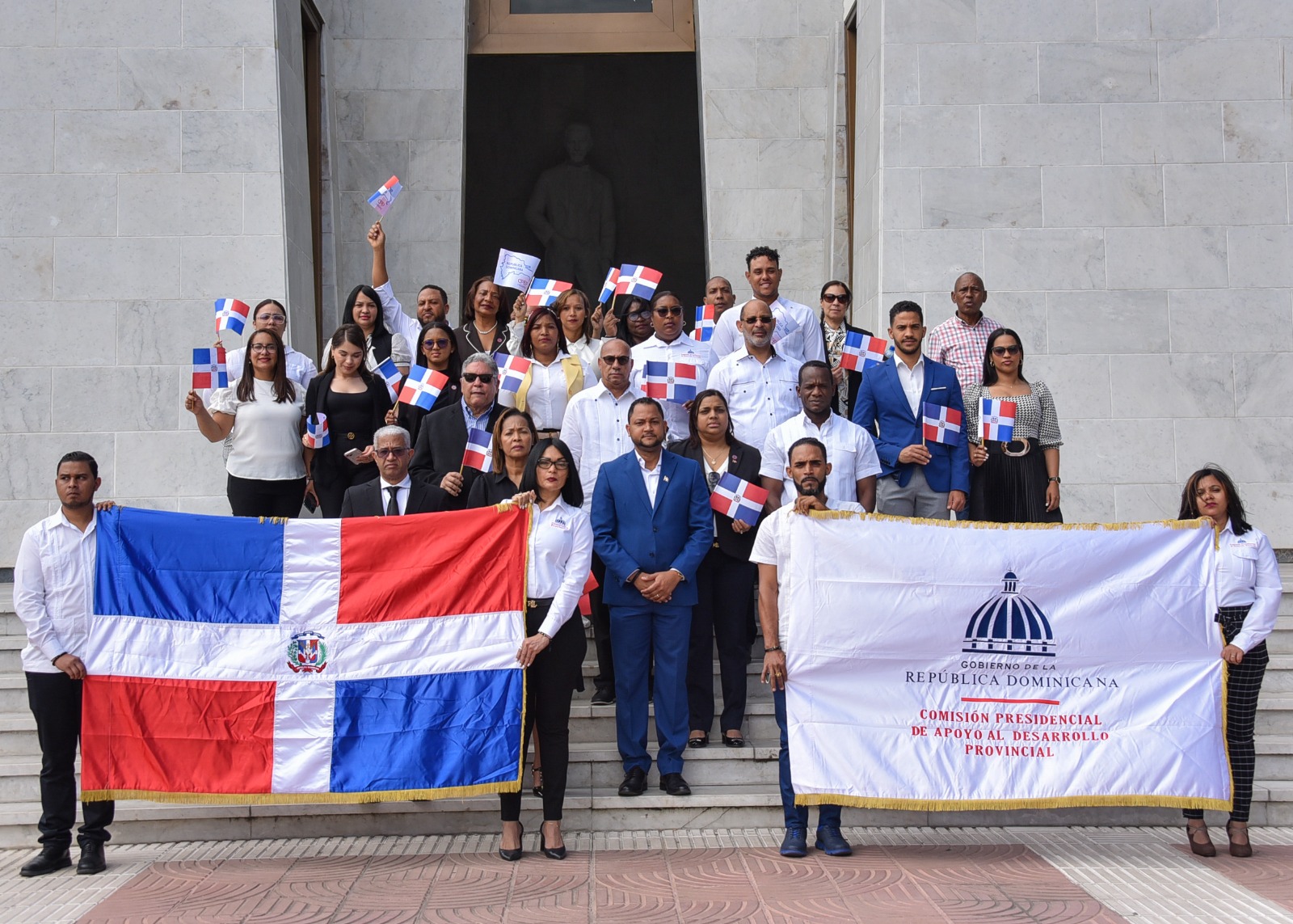 CPADP deposita ofrenda floral en el Altar de la Patria