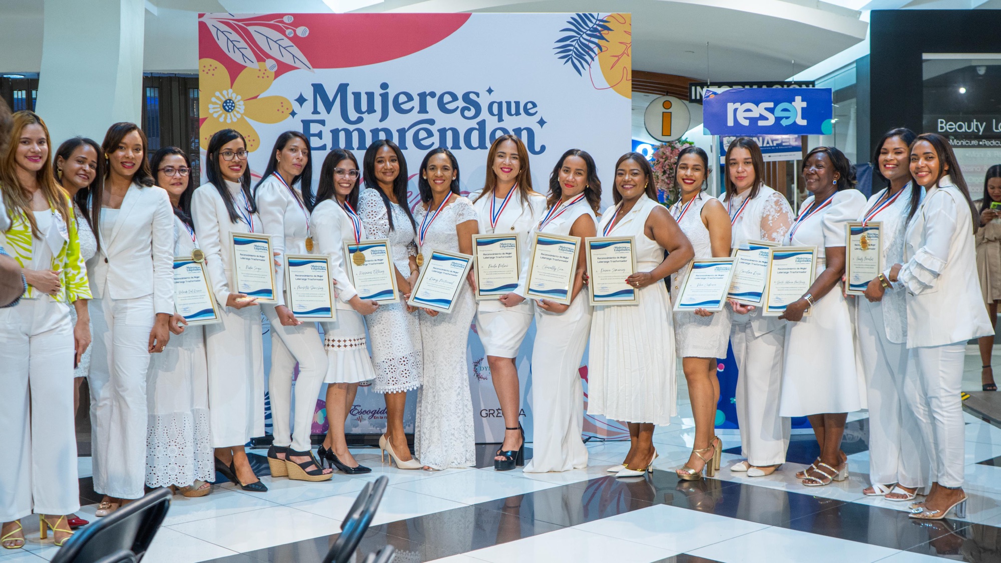 Mujeres Que Emprenden realiza evento «Liderazgo Femenino» y entrega de reconocimientos