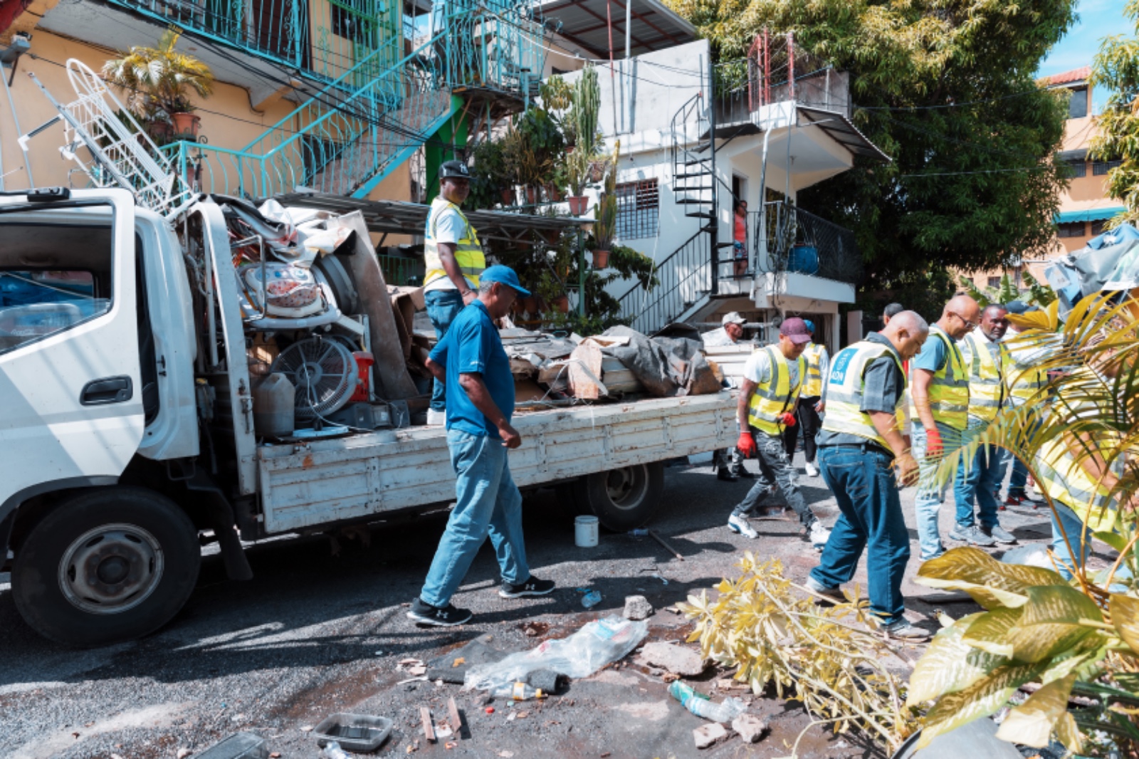 Alcaldía del DN recupera espacios públicos y retira chatarras en Manganagua