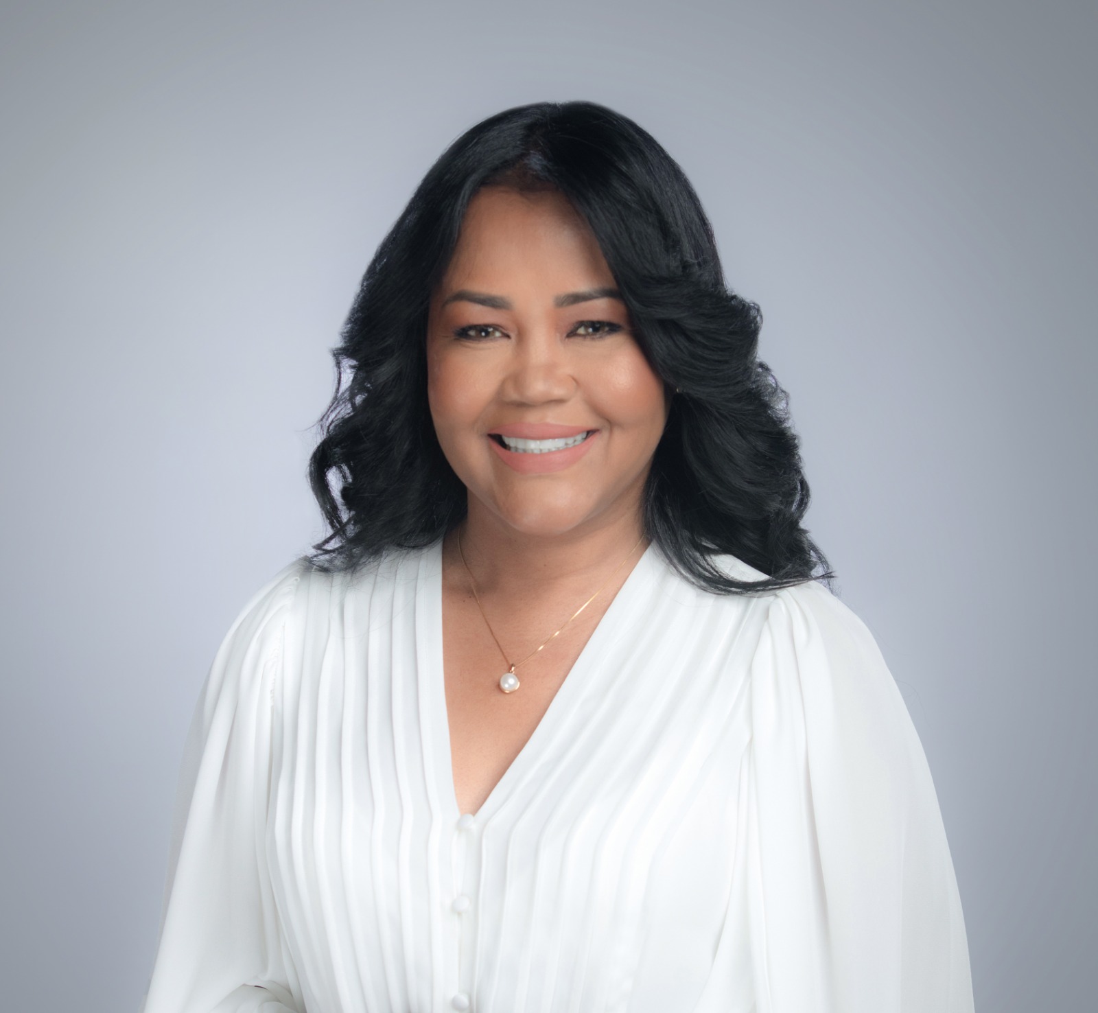 Scarlet Benzan entrega regalos navideños a comunicadores en Santo ...