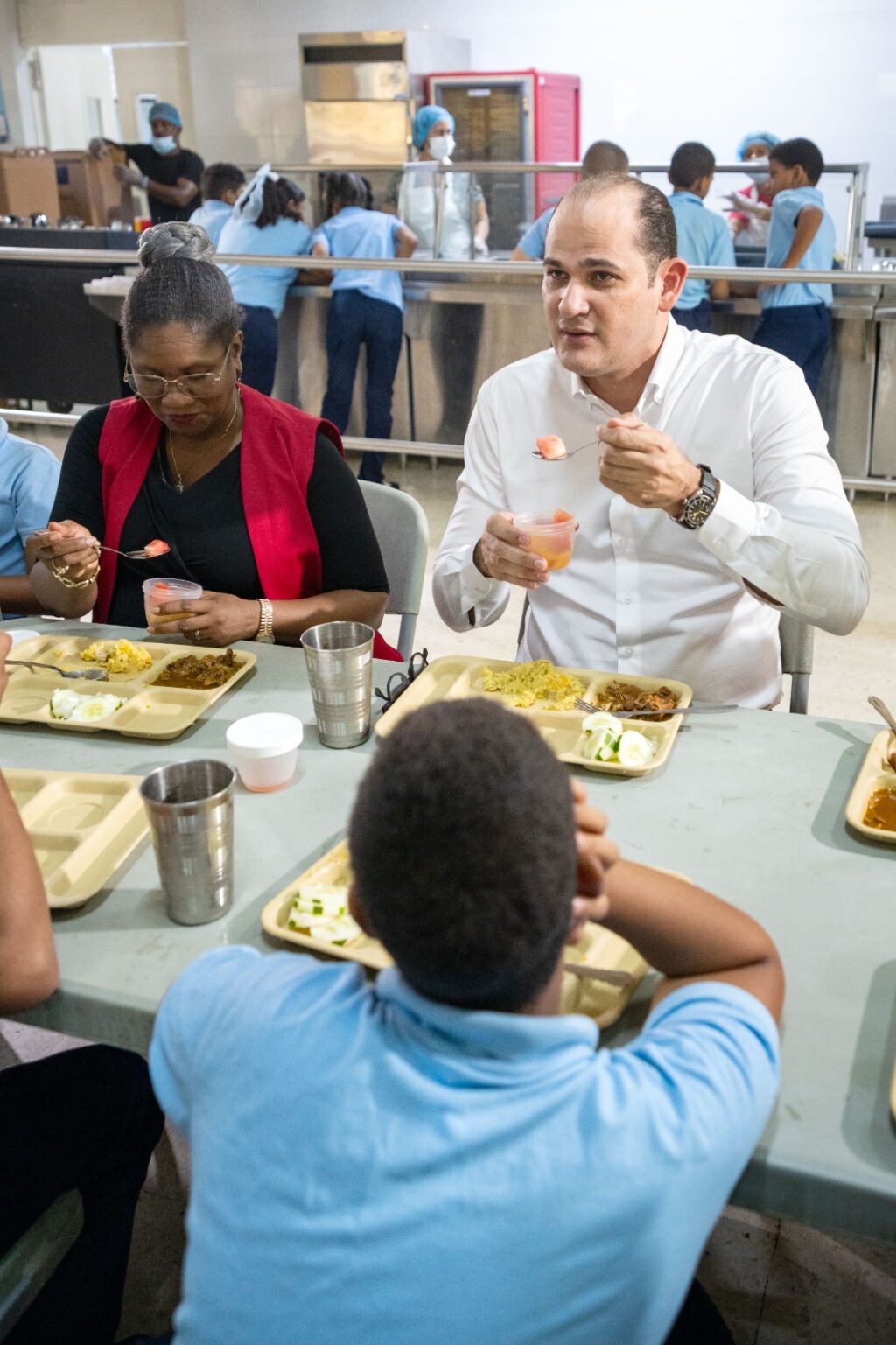 Director del INABIE supervisa alimentación escolar y comparte almuerzo ...